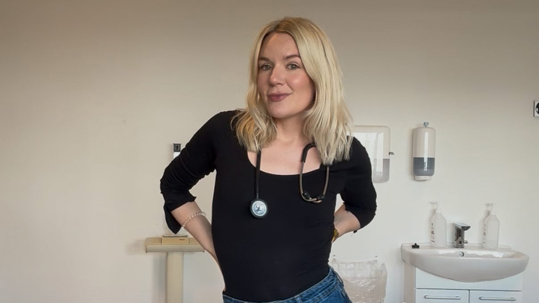 Hun lader sin 4-årige søn lege med sine tamponer og gør en dyd ud af at ...