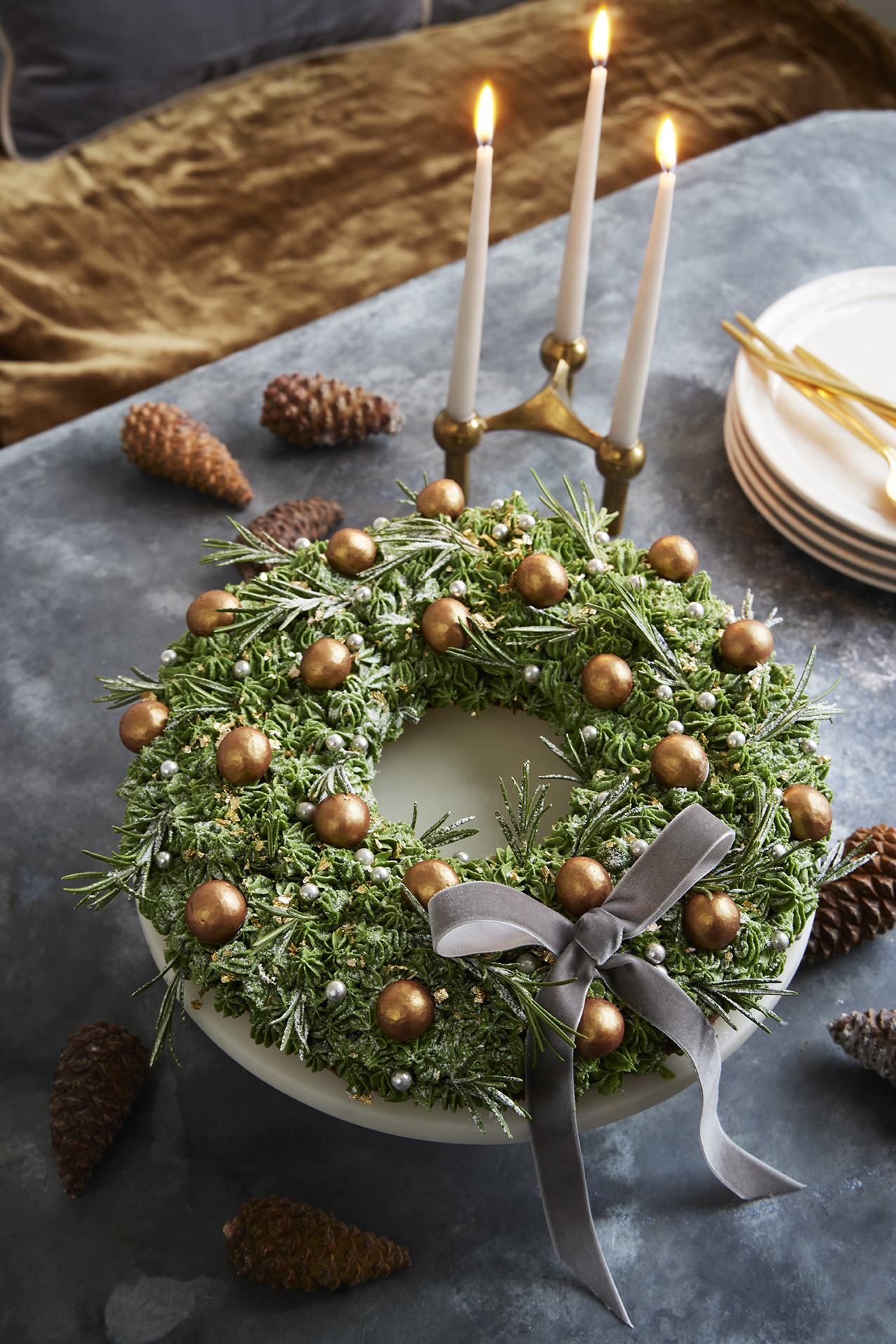 Opskrift: Spiselig julekrans med smørcreme og lakridskugler | woman.dk