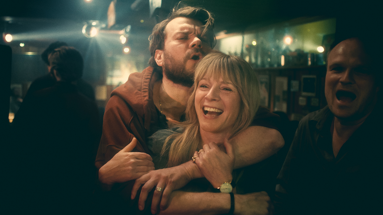 Den danske tv-serie 'Den gode stemning' med Pilou Asbæk og Iben Hjejle får snart premiere | woman.dk